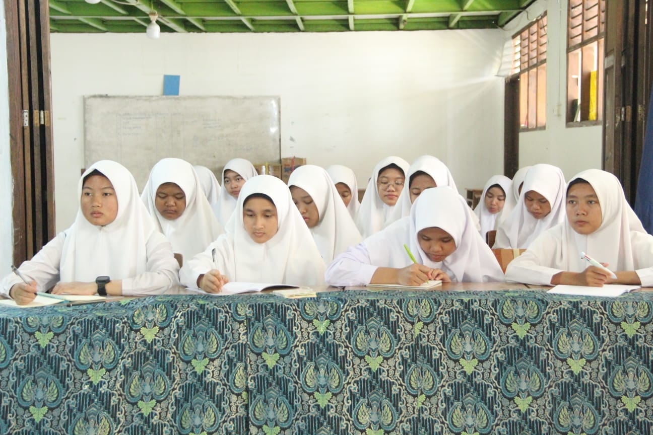 PENDALAMAN MATERI TARBIYAH SANTRIWATI AKHIR REVIVAL GENERATION AL ...